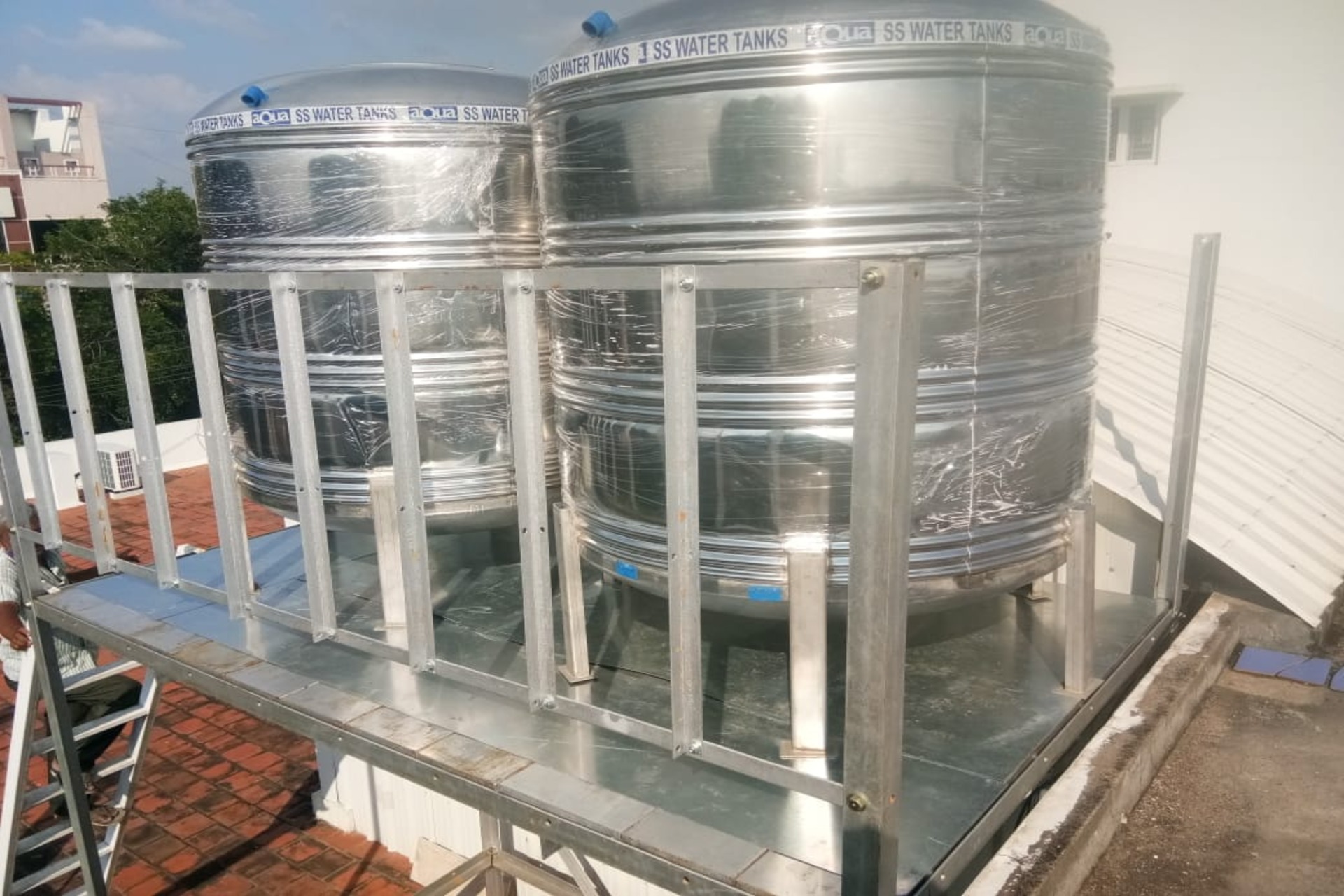 Stainless steel water tank - POTHIGAI SOLAR